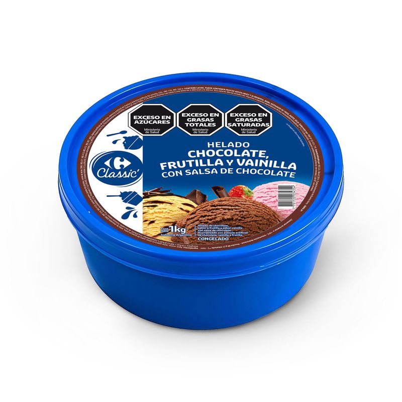 Helado Carrefou classic de chocolate vainilla y frutilla con salsa de ...
